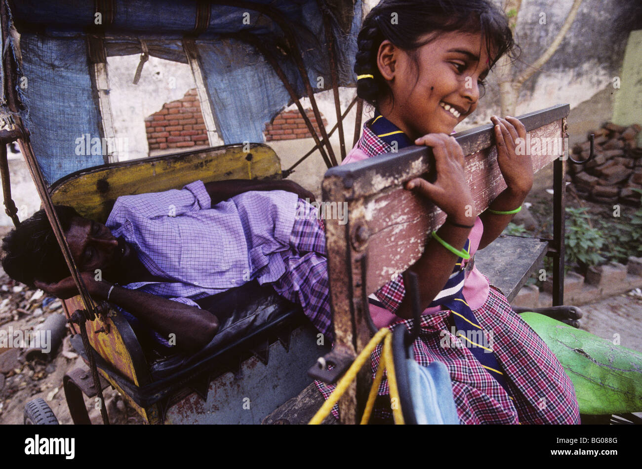 Un conducteur de pousse-pousse dort dans son rickshaw tandis que sa ...