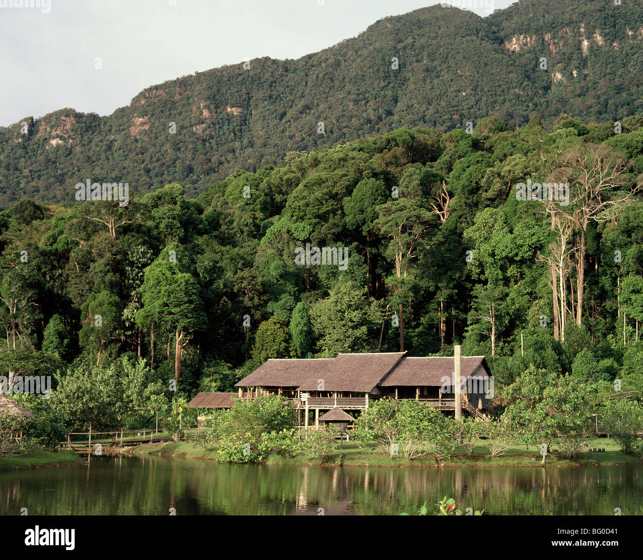 Orang Ulu longue maison se trouve au milieu l'immense forêt au Sarawak ...