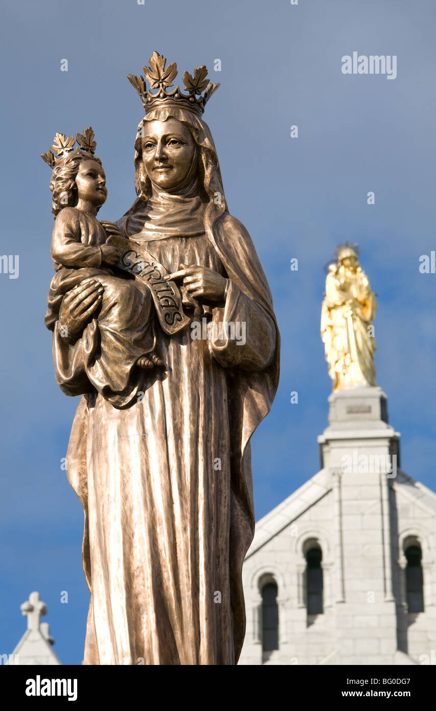 Détail statue en bronze de Ste. Anne et la Vierge Marie sur la fontaine ...
