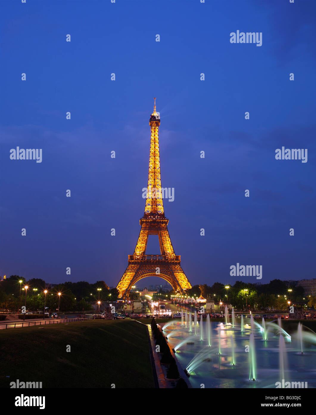 Image verticale de la tour eiffel Banque de photographies et d’images à ...