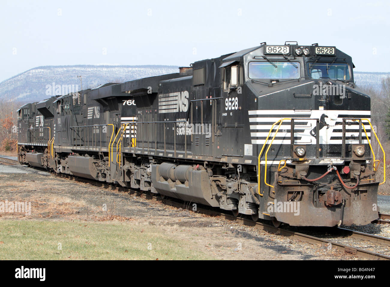 Trois locomotives diesel-électriques en attente sur une voie de garage ...