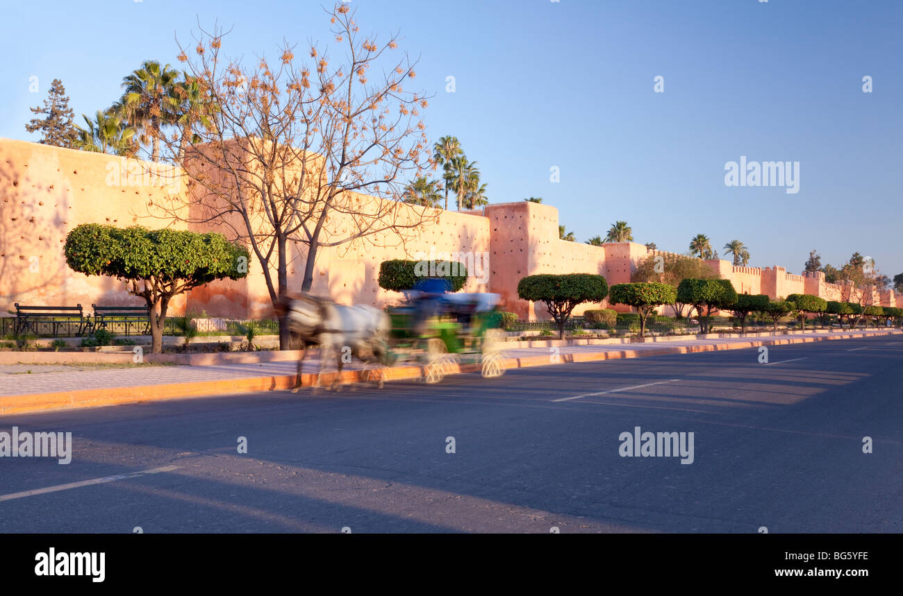 Les remparts de la vieille ville, à côté de l'avenue Bab Jdid, en ...