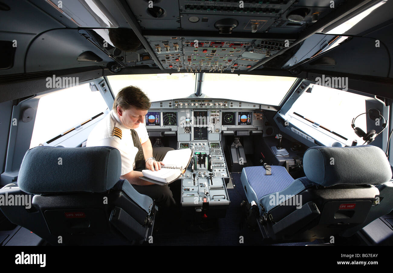 Le Capitaine Roger Llewellyn Easyjet se trouve dans le cockpit d'un ...