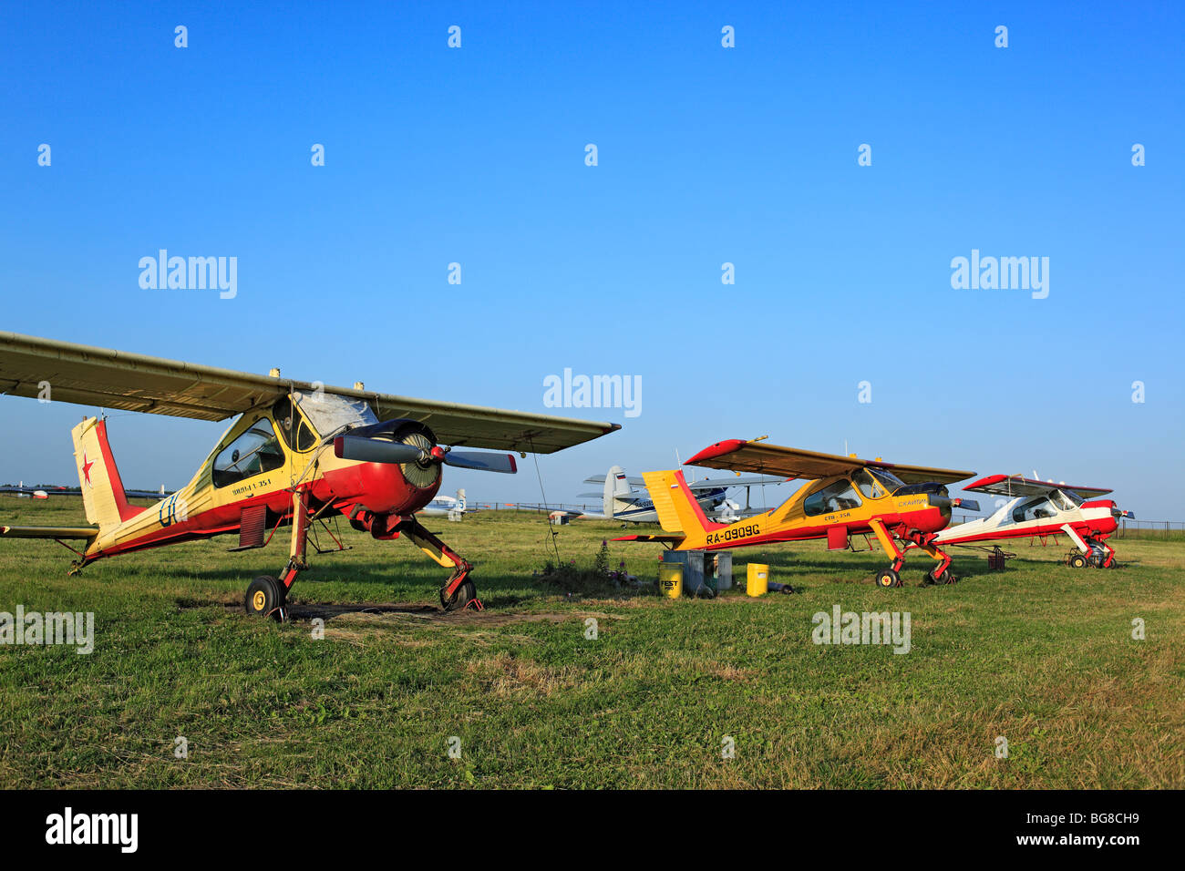 Avions avion léger parqués sur un terrain d'herbe, Russie Photo Stock ...