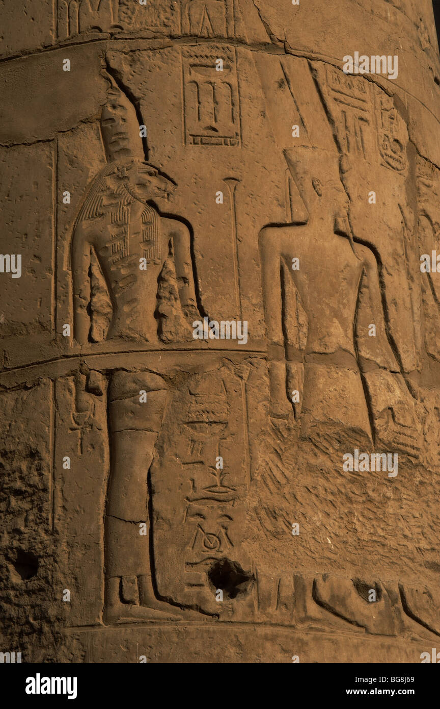 Rellief illustrant ou déesse Sekhmet Sekhmet, chef d'une lionne et le ...