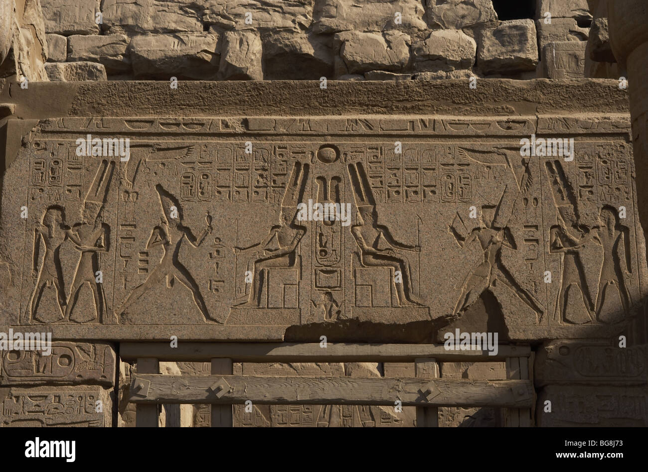 Relief représentant dieu Amon avec grand casque couvert de deux grandes ...