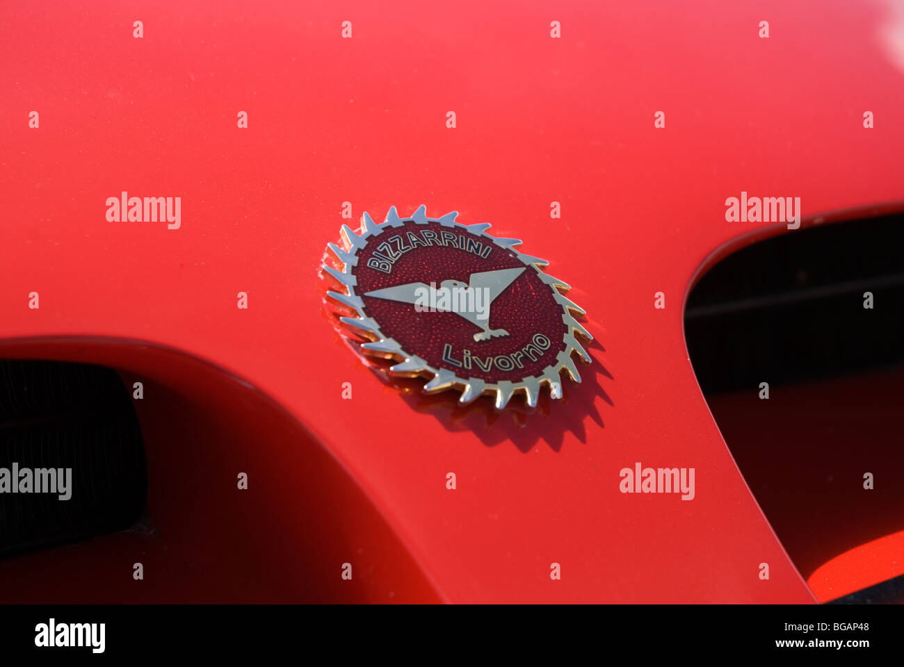 Logo de capot sur un Bizzarrini Photo Stock - Alamy