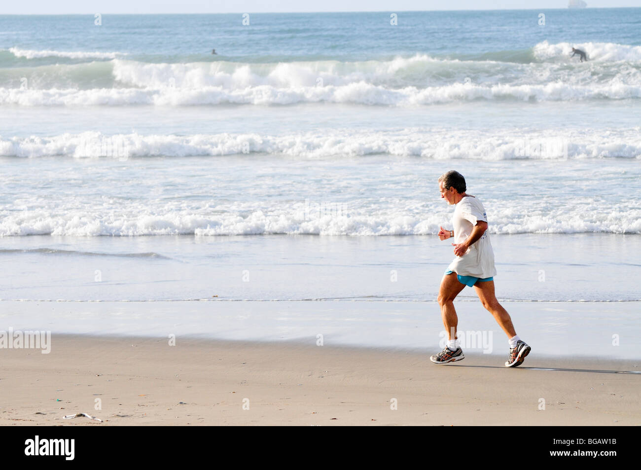 Israël, Haifa, plage de Dado, l'homme reprend sa course sur plage Photo ...