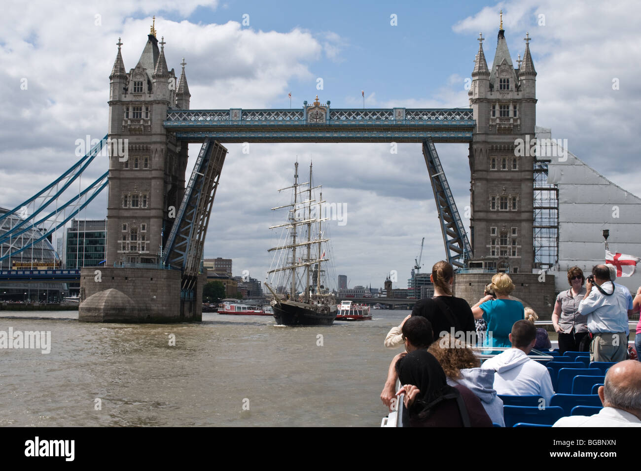 Tower bridge london ship open Banque de photographies et d’images à haute résolution - Alamy