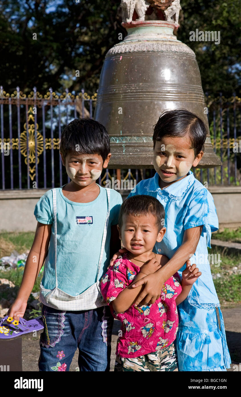 Enfants birmans Banque de photographies et d’images à haute résolution ...
