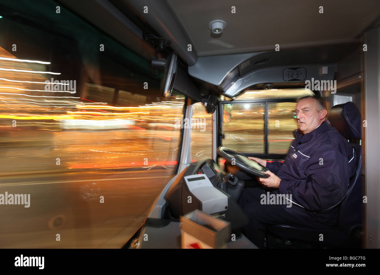 Chauffeur de bus uk Banque de photographies et d’images à haute ...