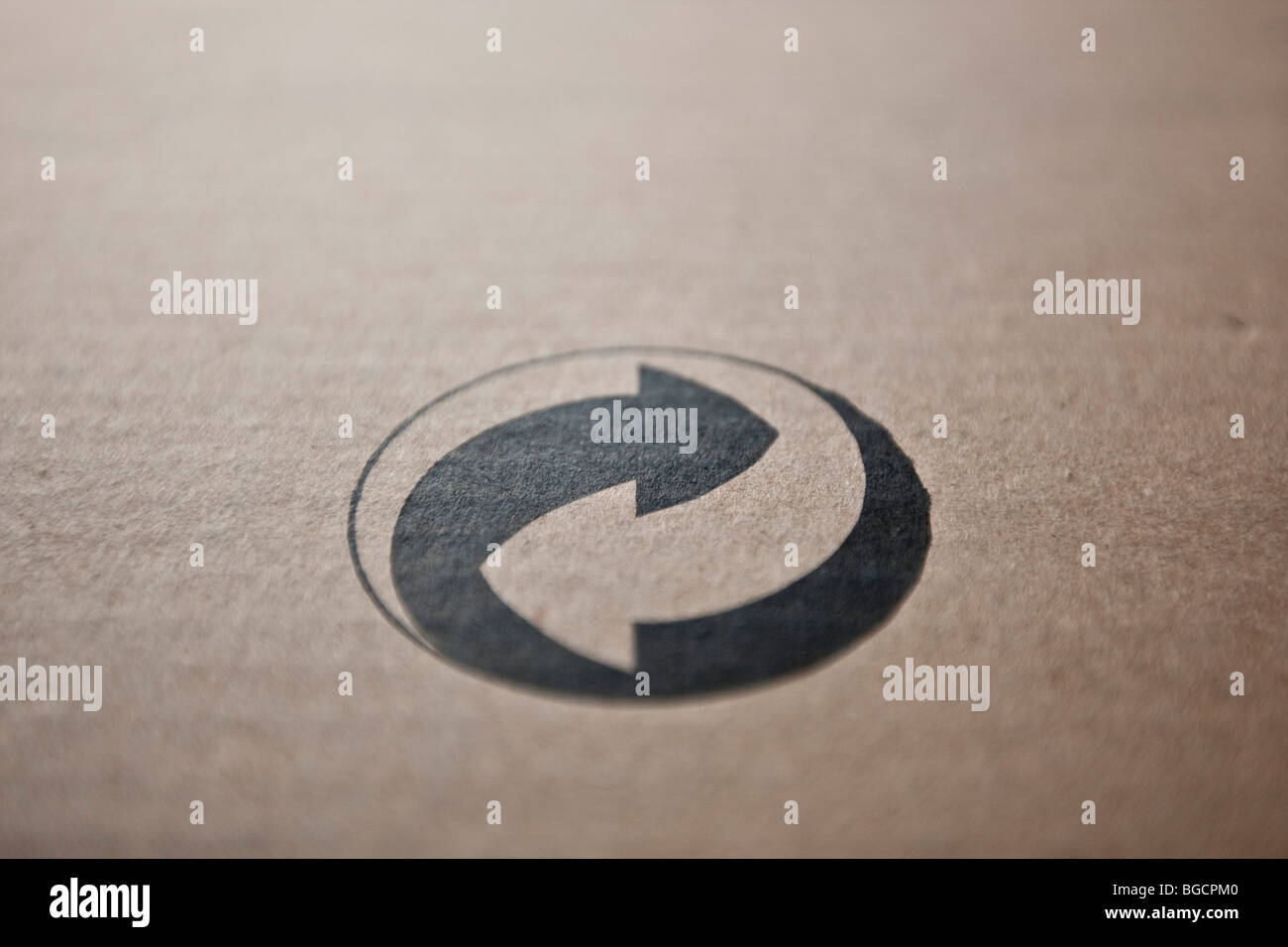 Green dot recycling symbol cardboard Banque de photographies et d ...