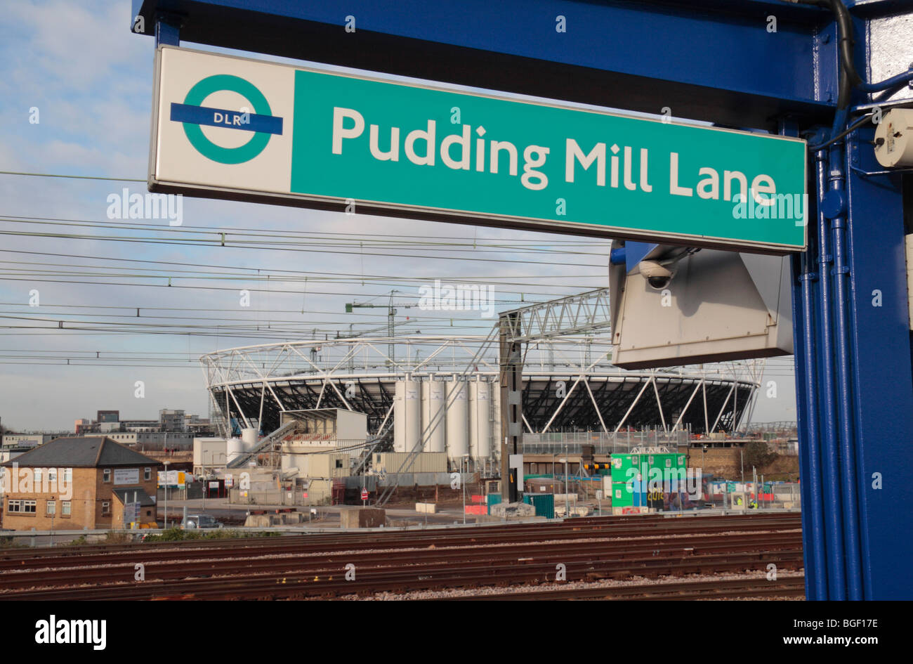 La plate-forme de l'affichage double signe à Pudding Mill Lane DLR ...