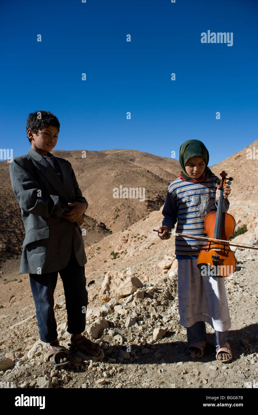 Petit garçon arabe nomade et une fille avec un violon dans les ...