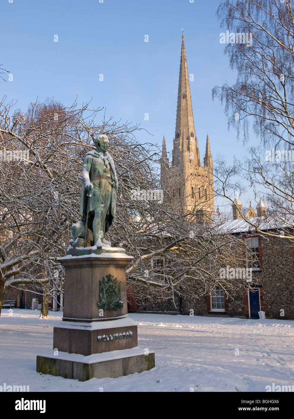 Scène hivernale de cathédrale de Norwich ET STATUE DE WELLINGTON EAST ...