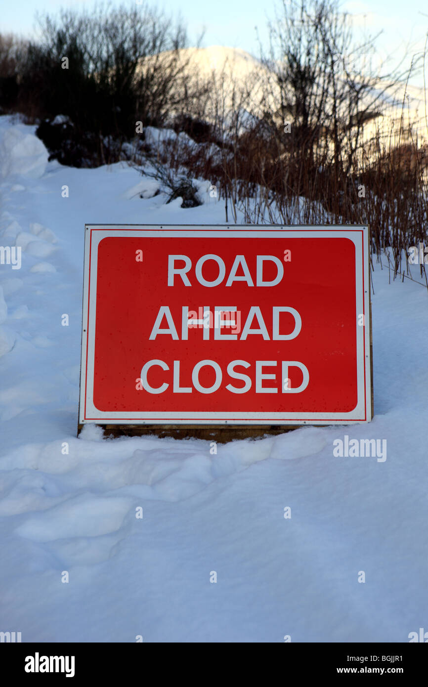 Panneau routier rouge Banque de photographies et d’images à haute ...