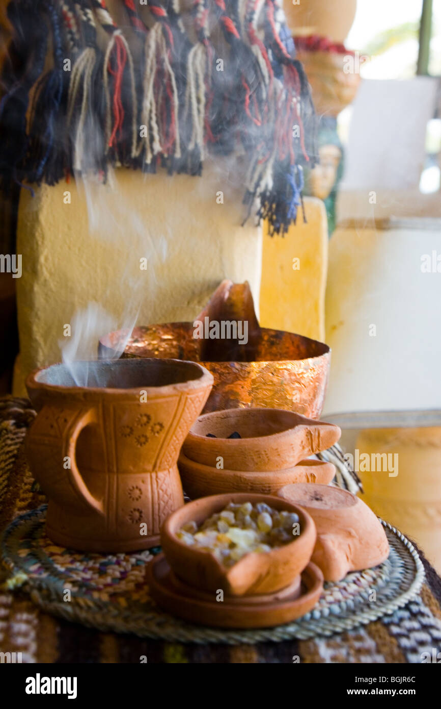 L'oliban, un symbole d'Oman, la combustion dans un foyer à Muscat Photo ...
