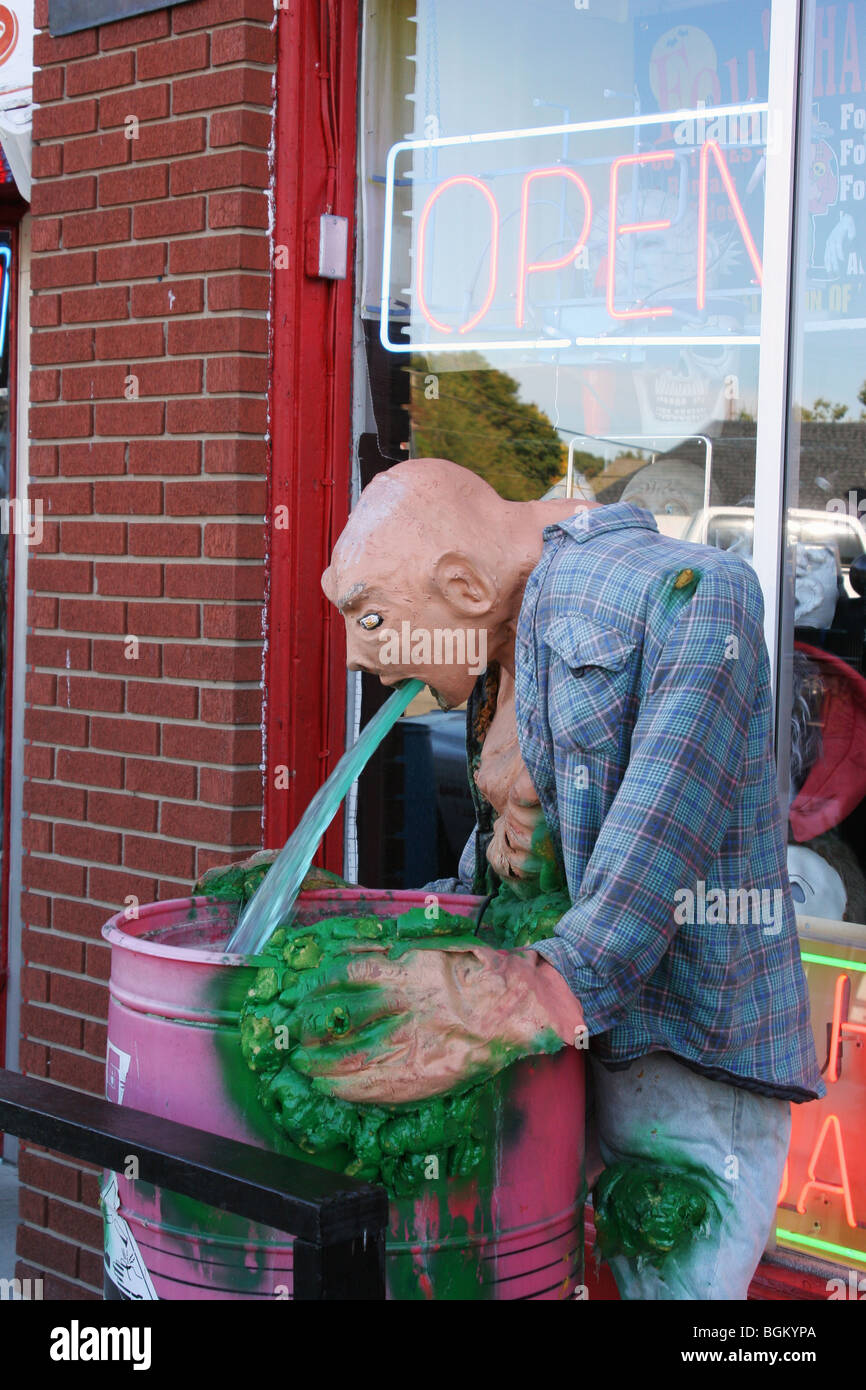 La vomir Man. Mannequin Halloween vomit dans le barillet à Foy's Store ...