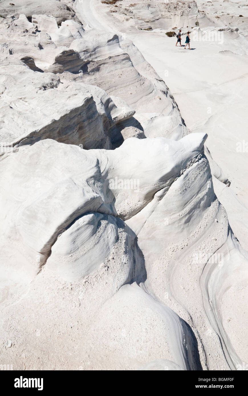 Les touristes au white roches volcaniques de Sarakiniko, île de Milos ...