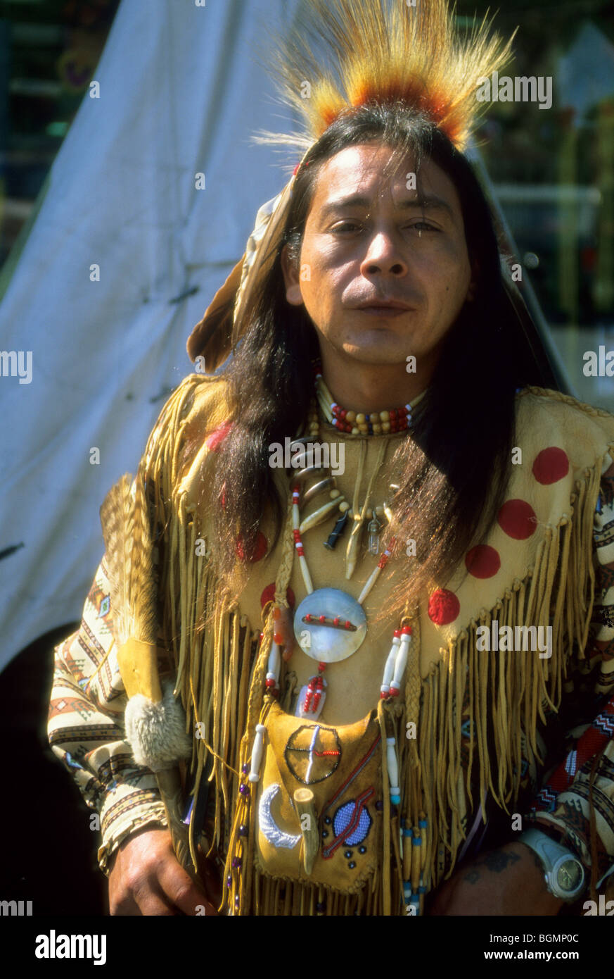Cherokee homme habillé en tenue traditionnelle de pow-wow au cours d ...