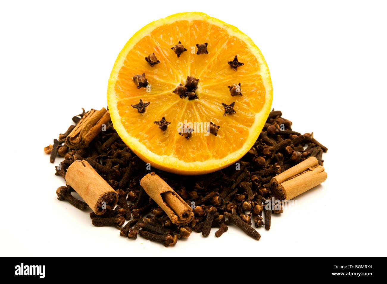 Un pot-pourri de Noël (une orange avec des clous de girofle et cannelle ...