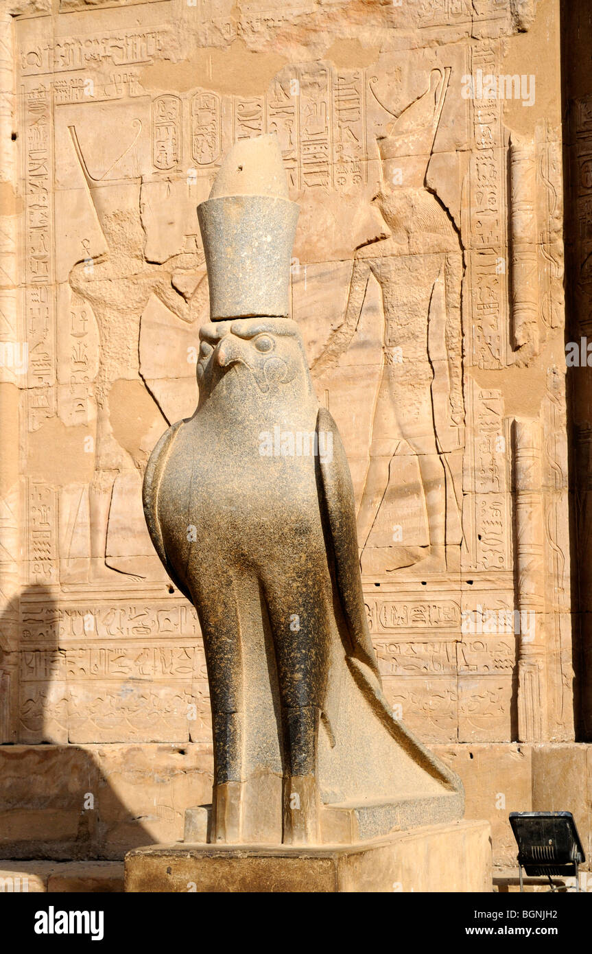 Statue du dieu Horus à Edfou le Temple à dans l'Égypte qui est dédiée à ...