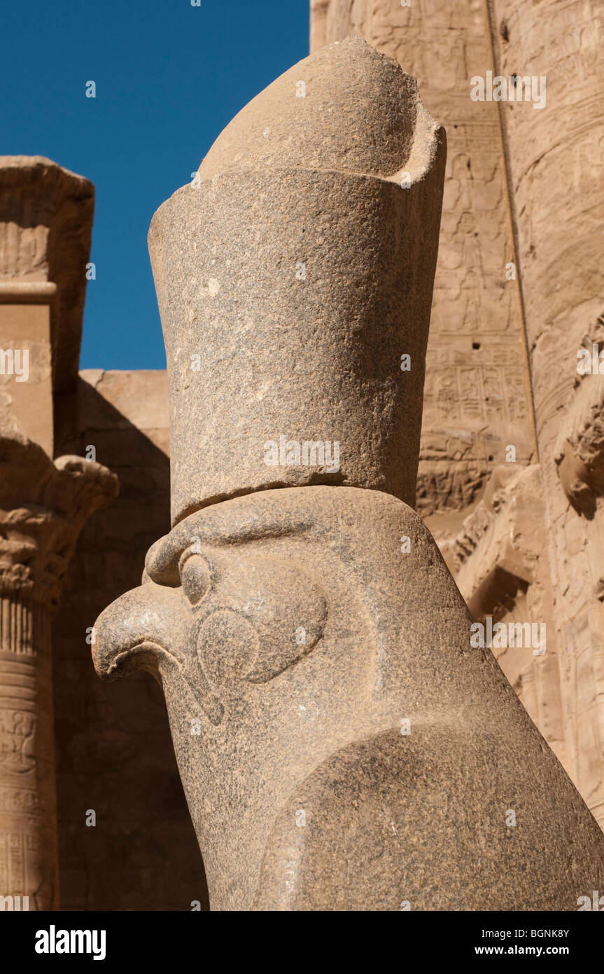 Sculpture de l'ancien dieu égyptien Horus au Temple d'Horus à Edfou ...