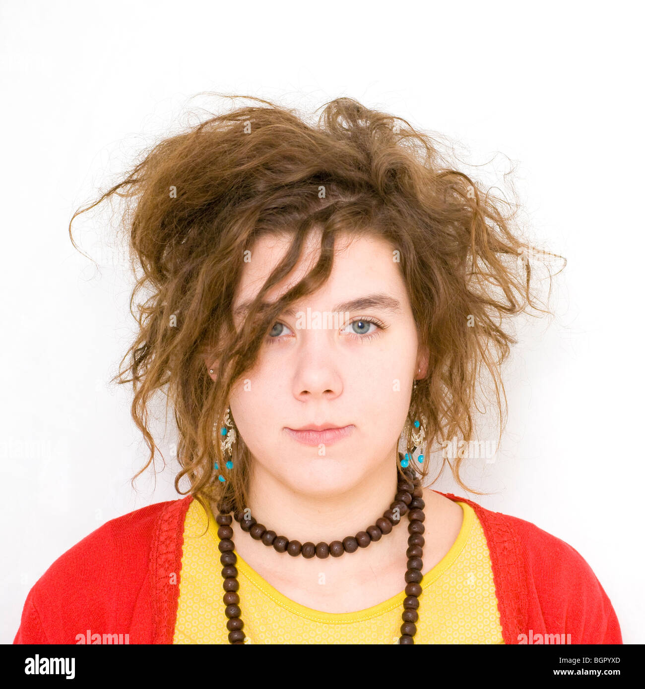Jeune femme avec des dreadlocks portrait sur fond blanc Photo Stock - Alamy