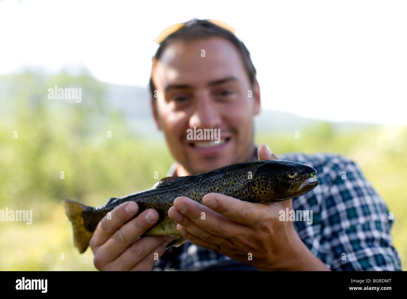 Homme tenant un poisson Banque de photographies et d’images à haute ...