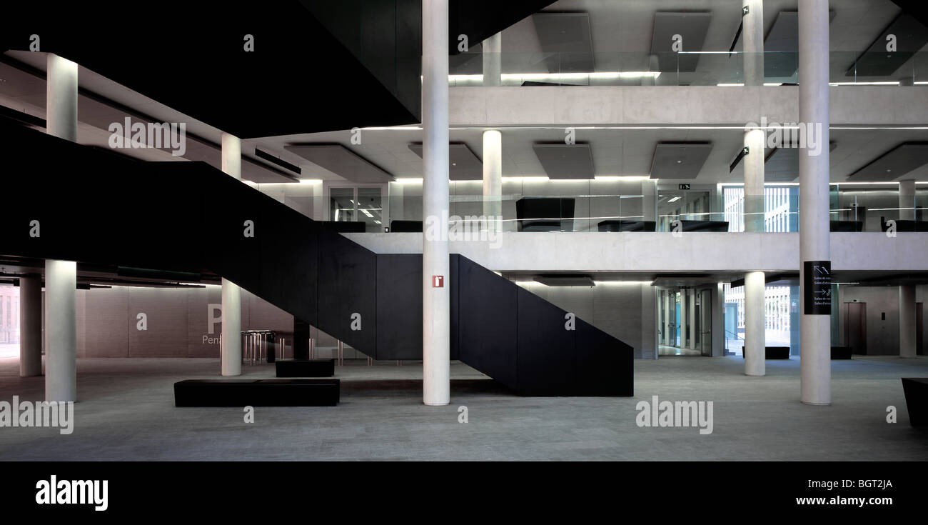 Vue de l'intérieur de l'atrium montrant parole à vue au plafond et les ...