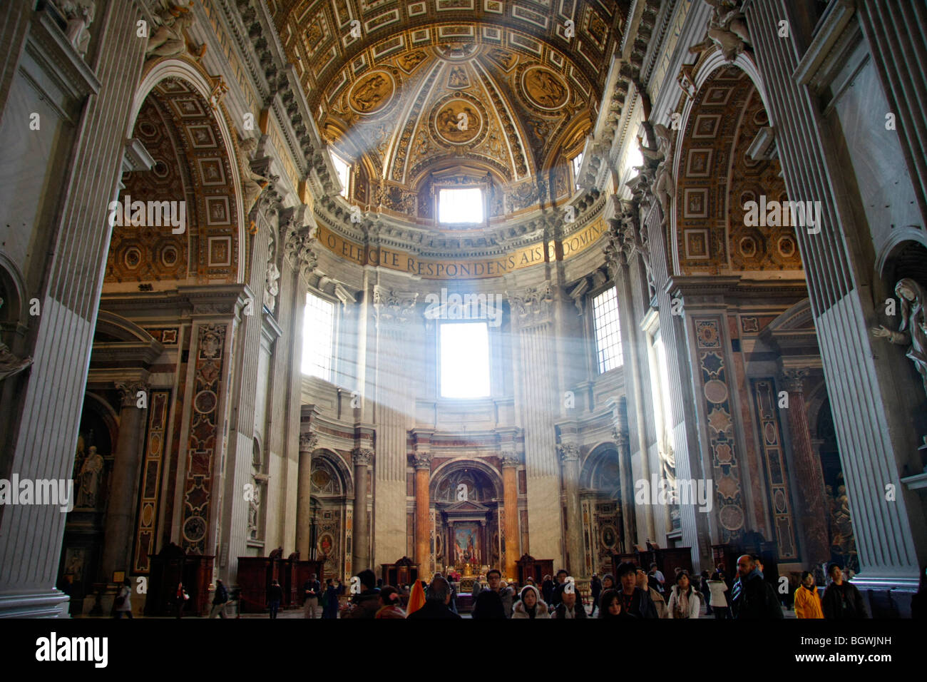Jusqu'à sur le magnifique plafond de la cathédrale de la Basilique St ...