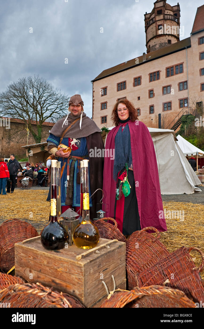 Woman dressed in medieval clothing Banque de photographies et d’images ...