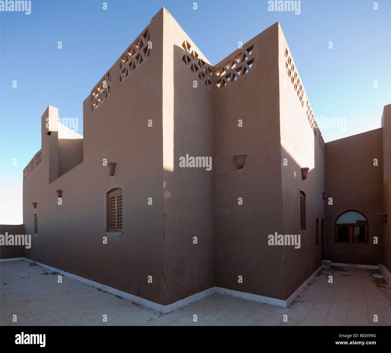 Vue de l'extérieur de la villa, conçue Hassan Fathy village de New ...