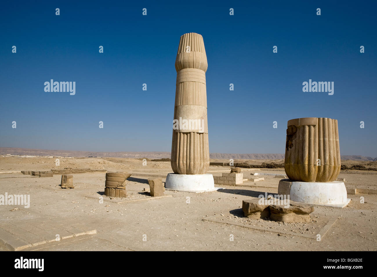 Le temple d'Aton appelé le 'Mansion d'Aton à Akhetaton' avec sa colonne ...