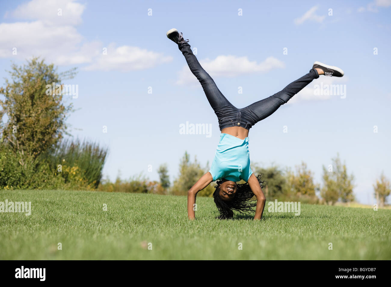 Teen girl doing handstand Banque de photographies et d’images à haute ...