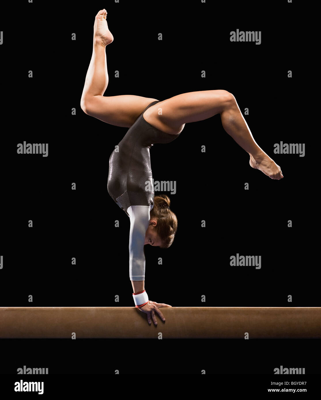 Gymnaste sur poutre Photo Stock - Alamy