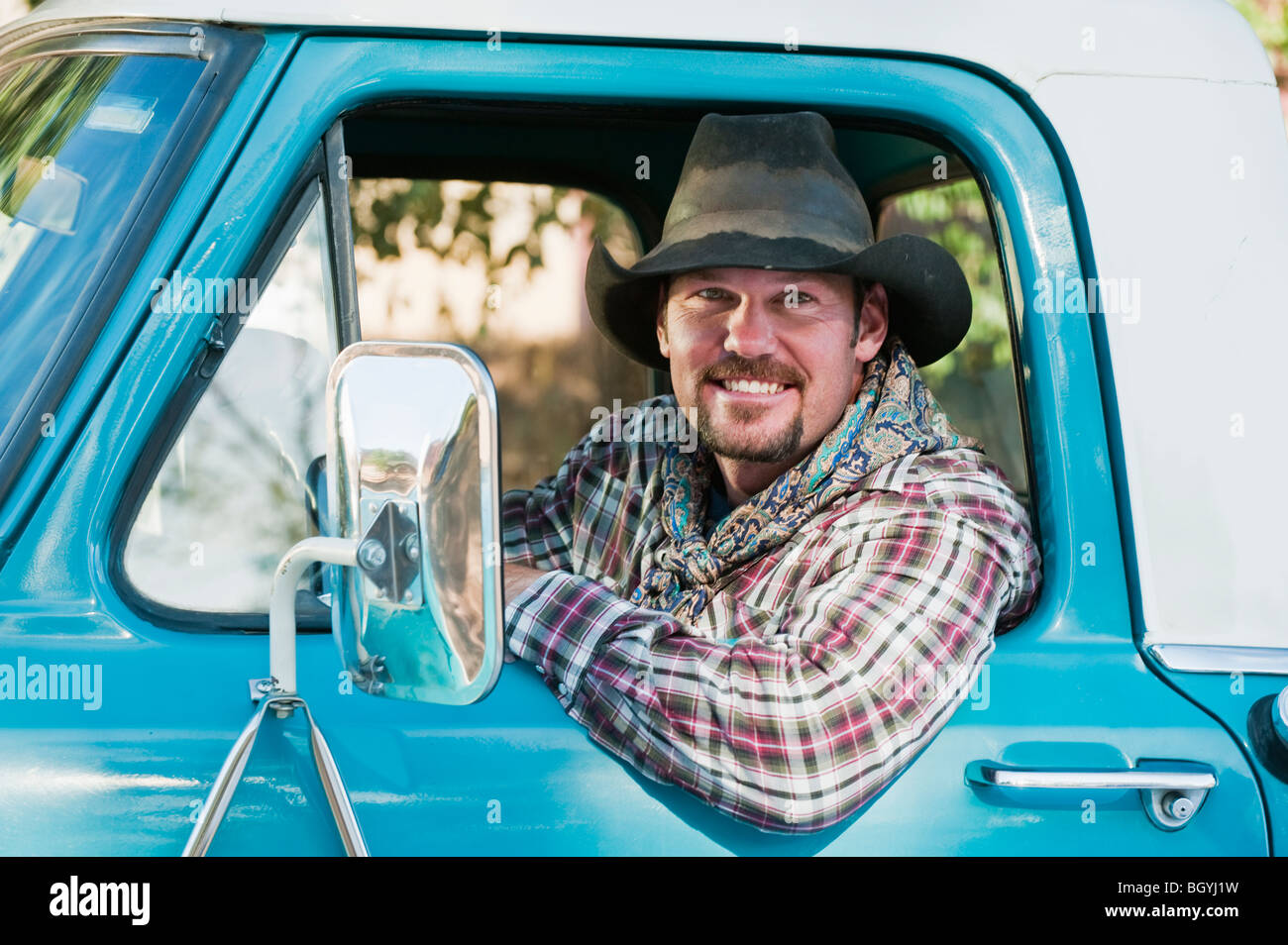 Cowboy driving truck Banque de photographies et d’images à haute ...