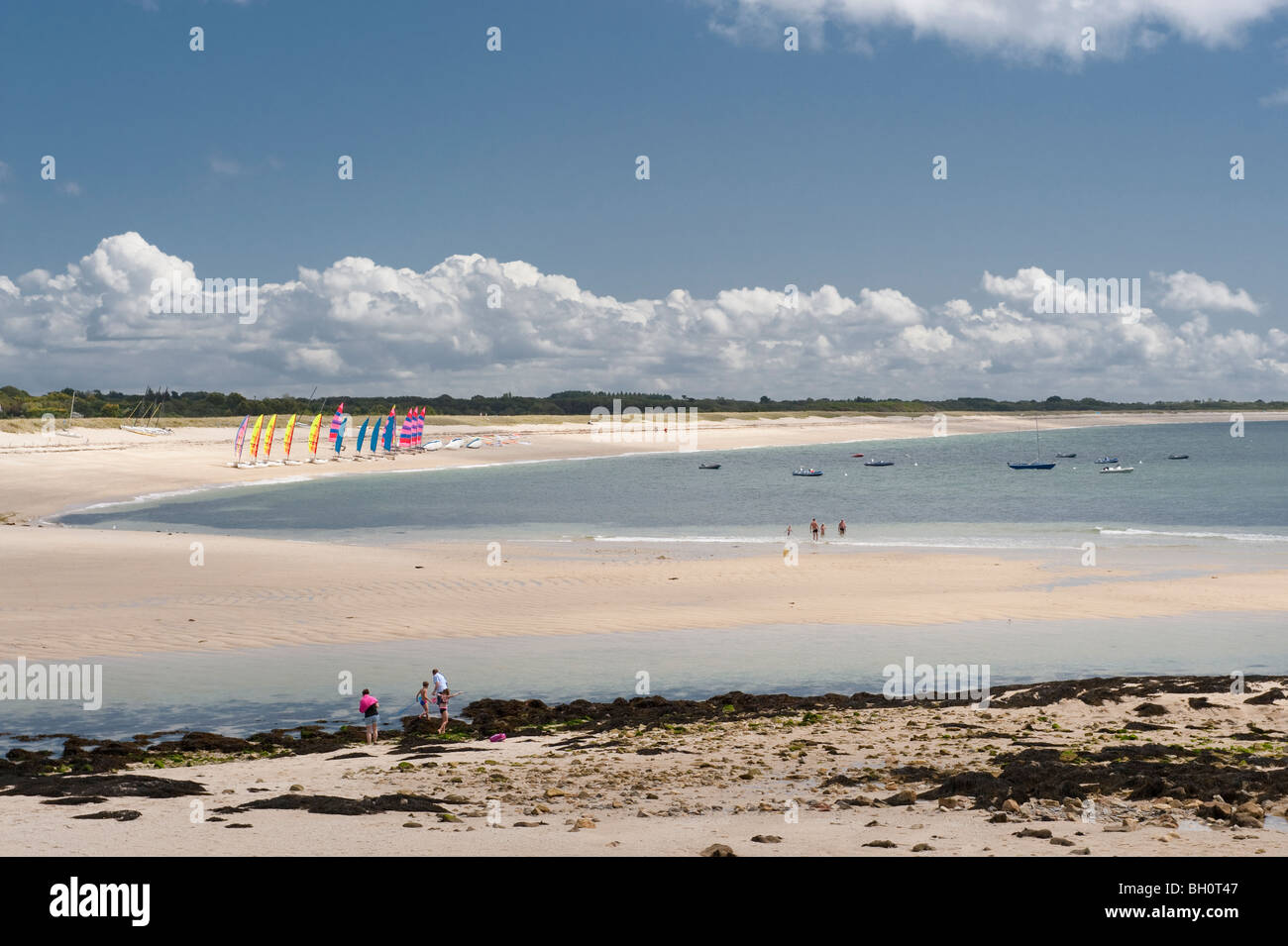 La plage à marée basse et la barre de sable et de dunes à la Mer ...