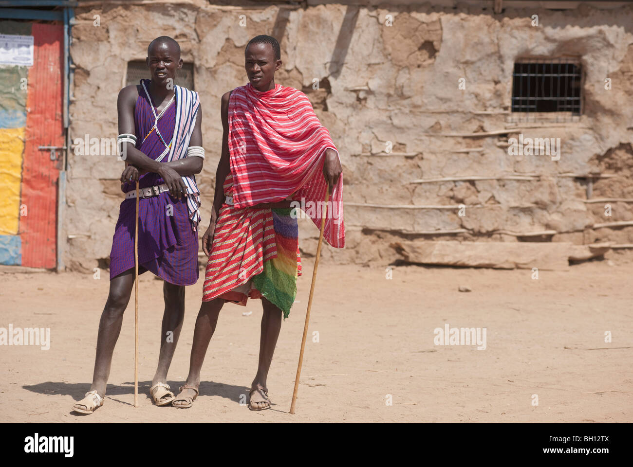 Maasai man standing outdoors Banque de photographies et d’images à ...