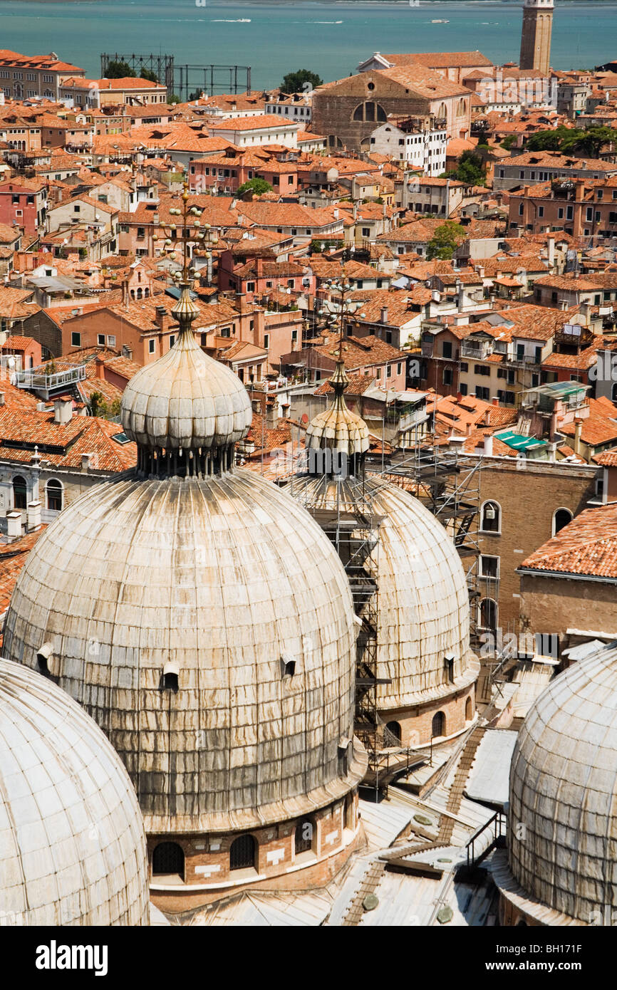 Toits de Venise avec les dômes de la Basilique de San Marco à l'avant ...