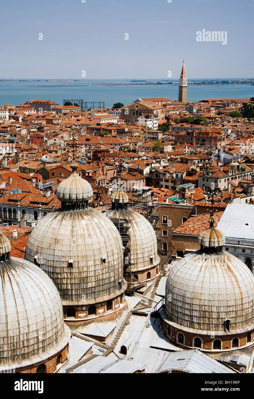 Toits de Venise avec les dômes de la Basilique de San Marco à l'avant ...