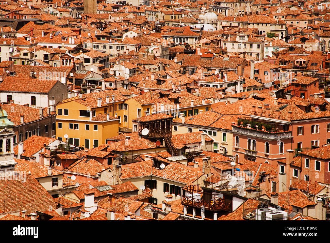 Toits de Venise avec les dômes de la Basilique de San Marco à l'avant ...