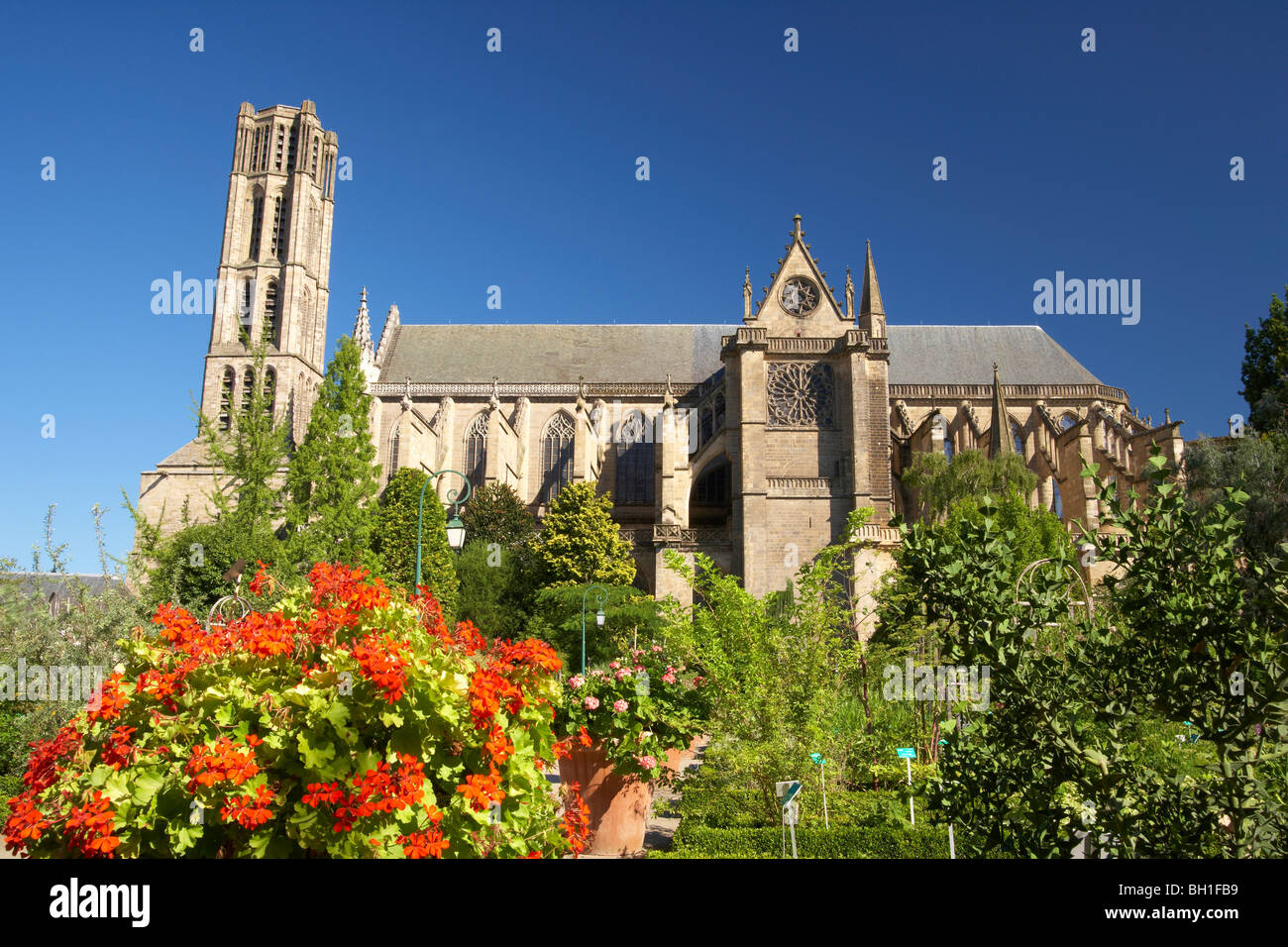 La Cathédrale de Limoges, cathédrale Saint Etienne dans la lumière du ...
