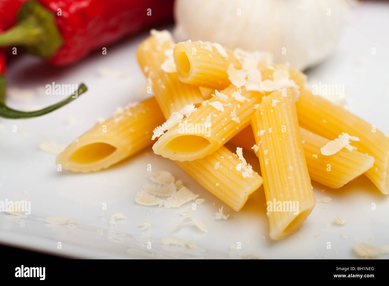 Pâtes rigatoni de fromage parmesan, l'ail et le piment Photo Stock - Alamy