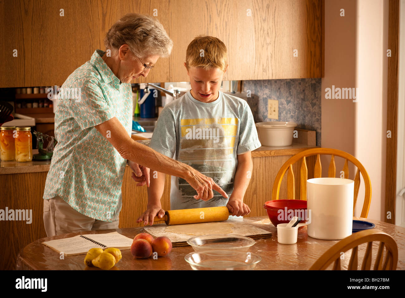 Senior Woman demande à son petit-fils a 12 ans, le déploiement de la ...