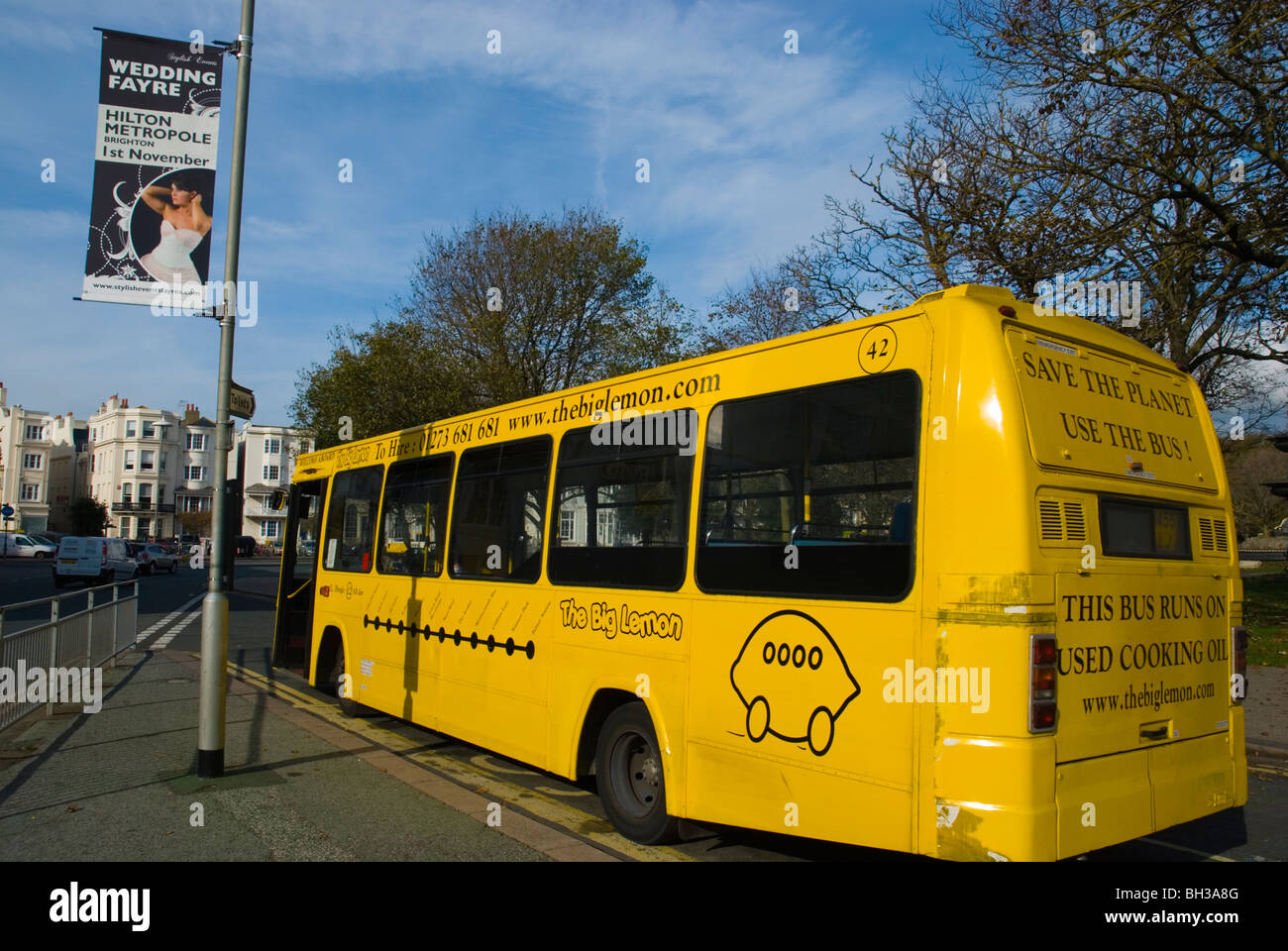 Le gros bus citron Banque de photographies et d’images à haute ...