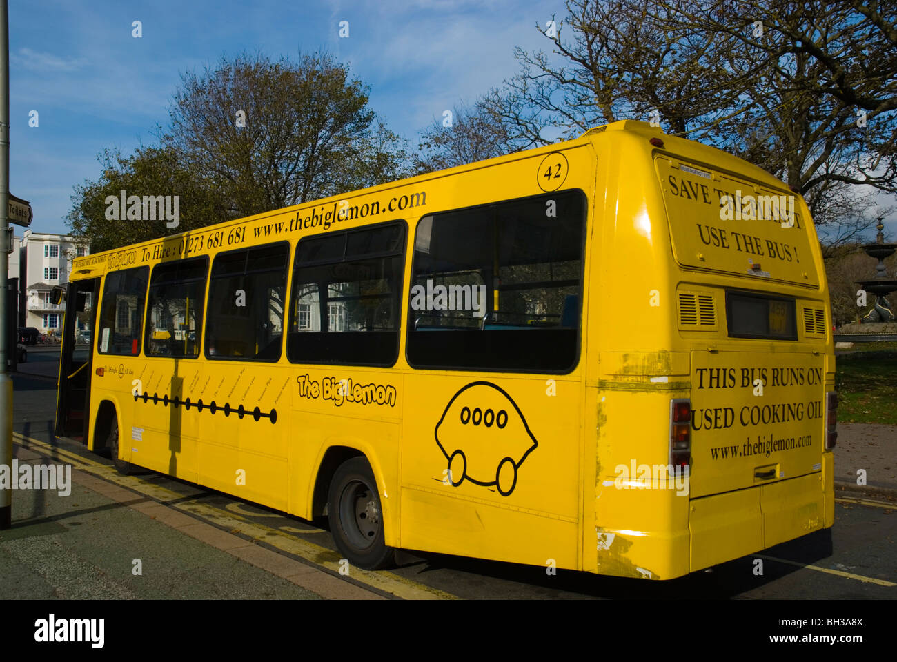 Le gros bus citron Banque de photographies et d’images à haute ...
