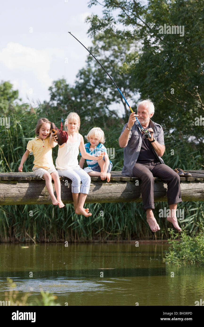 Grandpa grandson fishing Banque de photographies et d’images à haute ...
