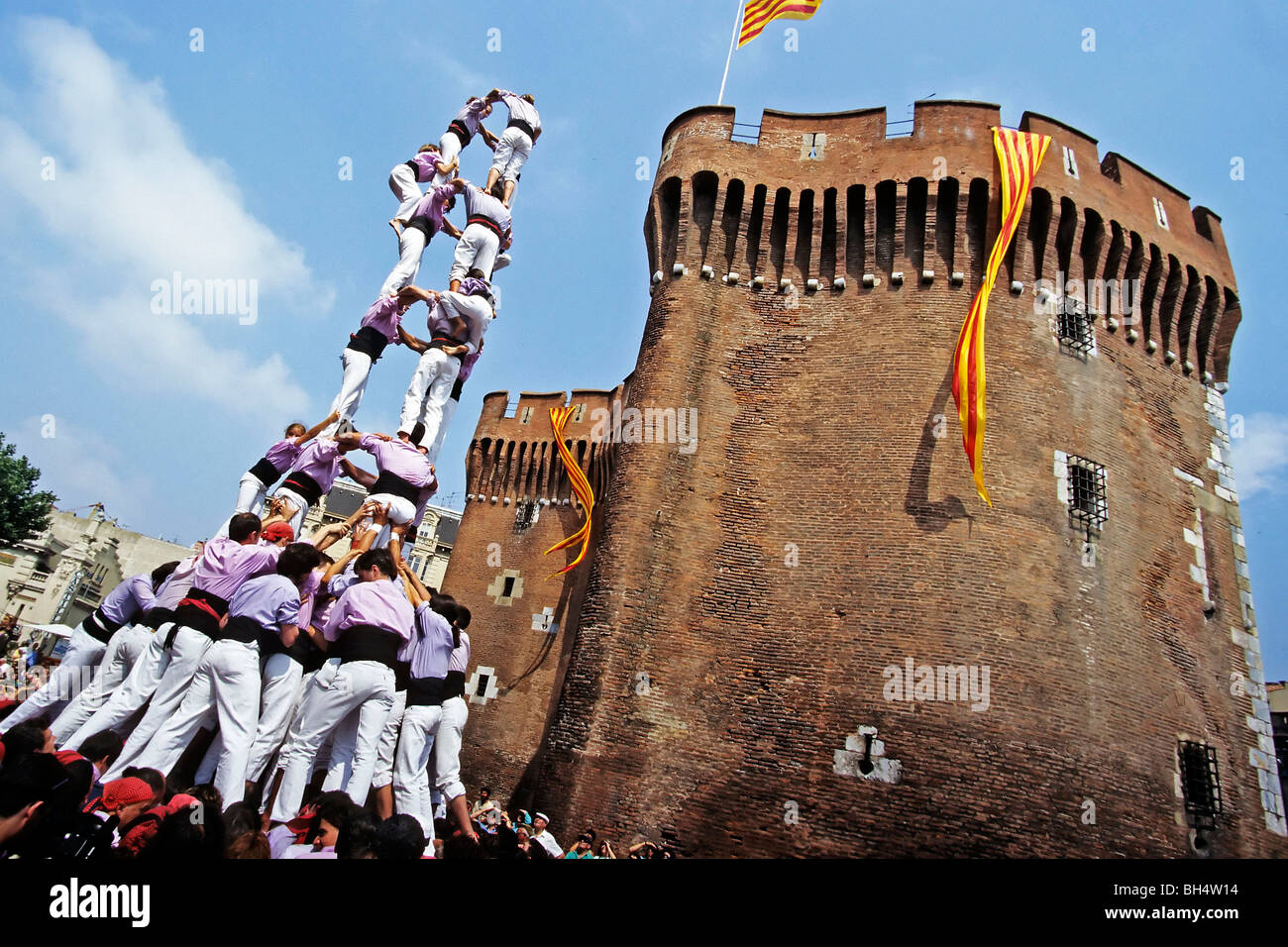 Pyramide HUMAINE OU TOUR, LE CASTELLERS DE CATALOGNE, CASTILLET DE ...