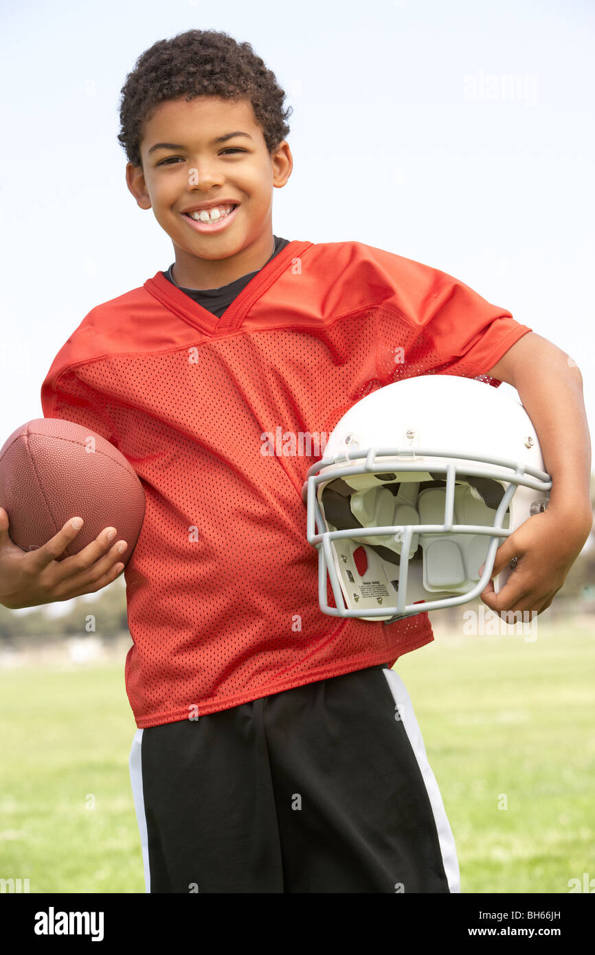 Jeune garçon au football Photo Stock - Alamy